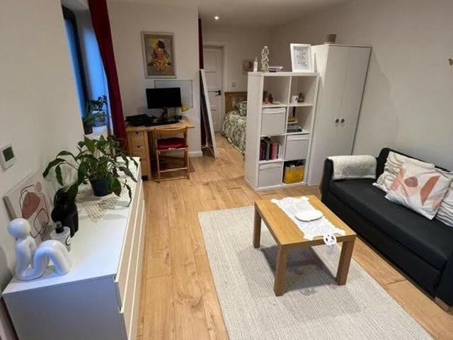 Ground Floor Studio Flat with Private Entrance