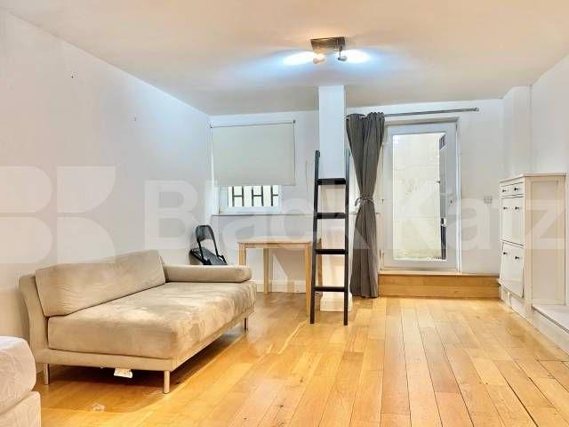 Ground Floor Studio in a gated Mews in Hackney Central
