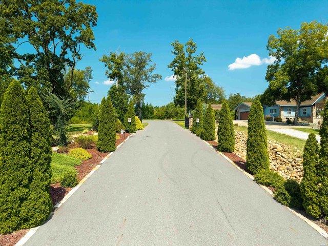 Groundhog Ln, Hot Springs, AR 71901
