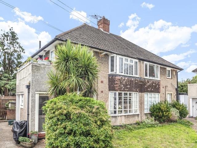 Grove Close, Kingston Upon Thames. 2 bed maisonette to rent £1,800 pcm £415 pw