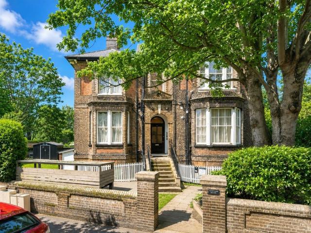 Grove Crescent, Kingston Upon Thames KT1, 1 bed flat to rent, £1,600 pcm | PrimeLocation