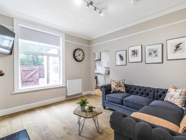 Grove Gardens, Leeds LS6, 5 bed shared accommodation to rent, £607 pppm | PrimeLocation