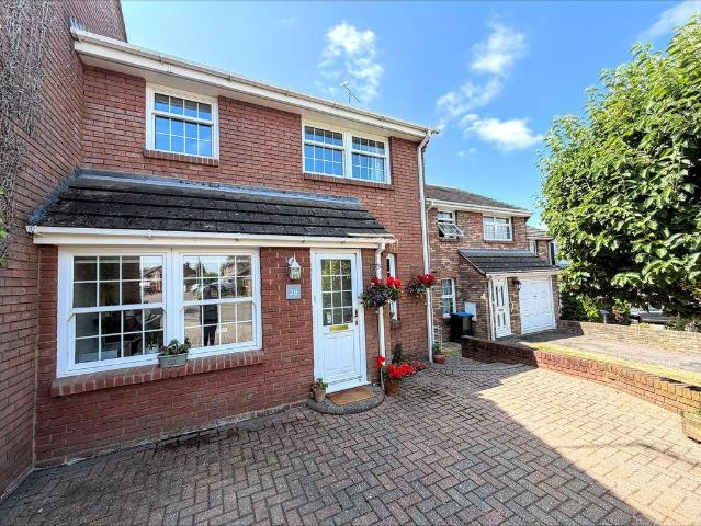 Grove Gardens, Tring 3 bed semi detached house to rent £1,695 pcm £391 pw