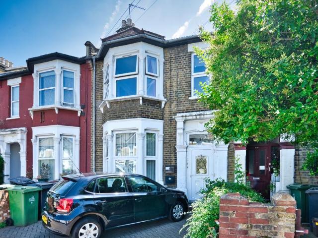 Grove Green Road, Leyton, Waltham. 2 bed flat to rent £1,700 pcm £392 pw