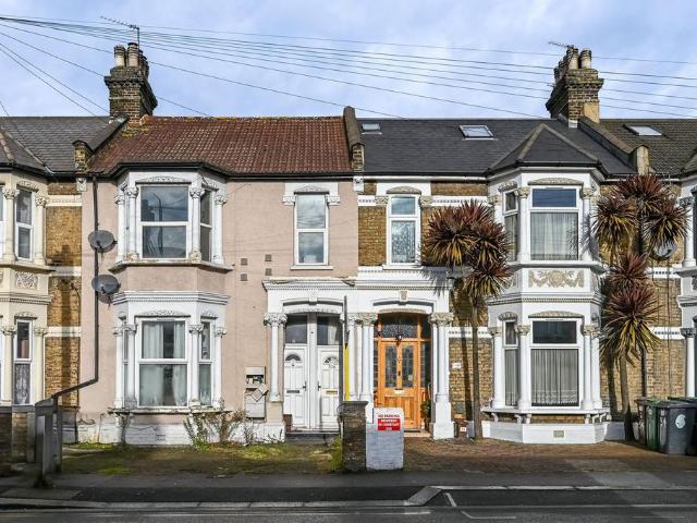 Grove Green Road, Leytonstone. 2 bed flat to rent £1,800 pcm £415 pw