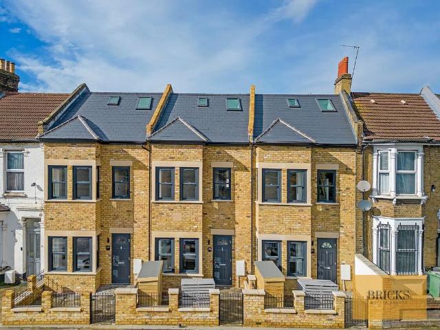 Grove Green Road, London E11 3 bed terraced house to rent £2,800 pcm £646 pw