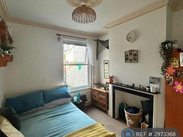 Grove Green Road, London, E11 4 bed terraced house to rent £3,200 pcm £738 pw