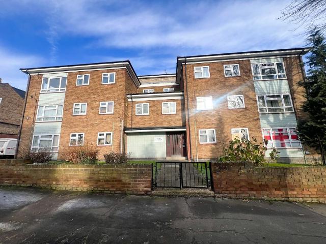 Grove Hill, Dale Court Grove Hill E18, 2 bed flat to rent, £1,850 pcm | PrimeLocation