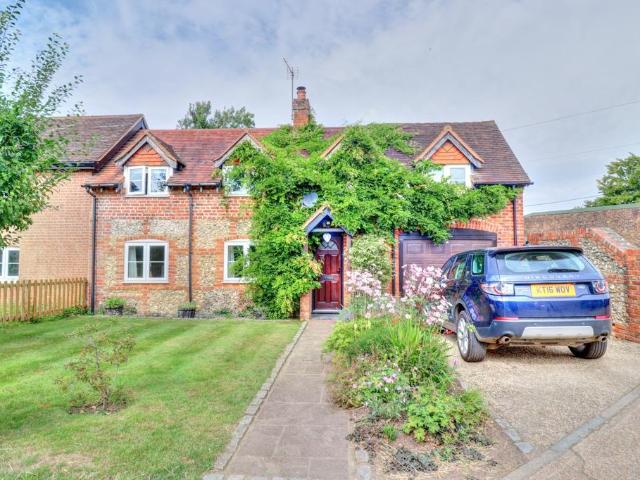 Grove Lane, Buckinghamshire HP5 3 bed semi detached house to rent £2,250 pcm £519 pw