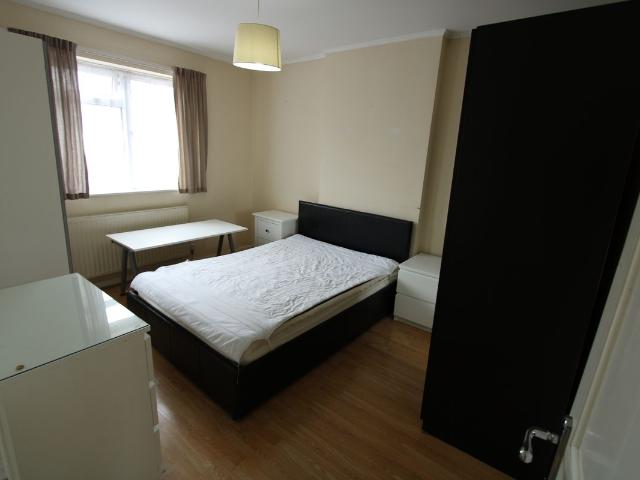 Grove Mews, Mitcham CR4, 1 bed flat to rent, £1,500 pcm | PrimeLocation