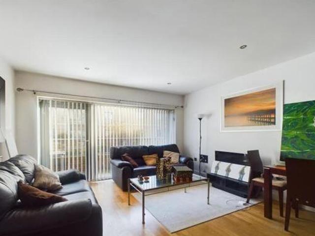Grove Park Oval, Gosforth, 1 Bedroom Apartment