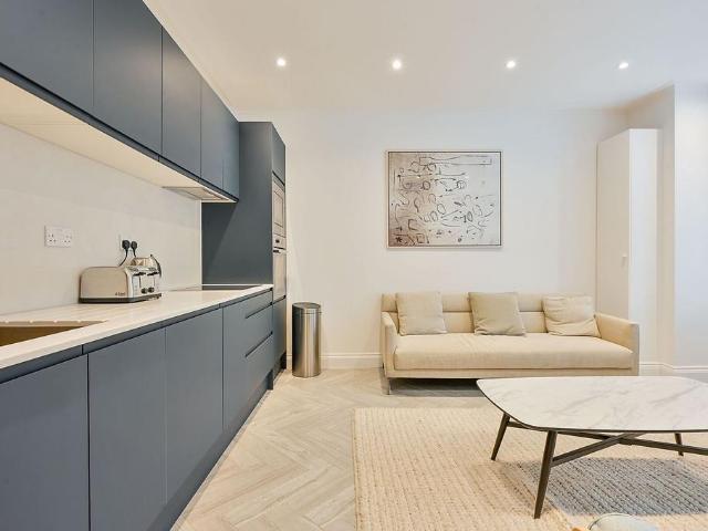 Grove Park Gardens, Grove Park. 1 bed flat to rent £3,600 pcm £831 pw