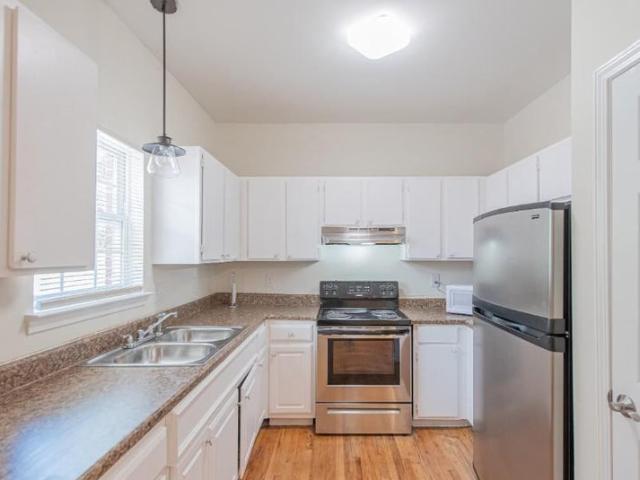 Grove Park Home, a 10 minute walk to bus 58