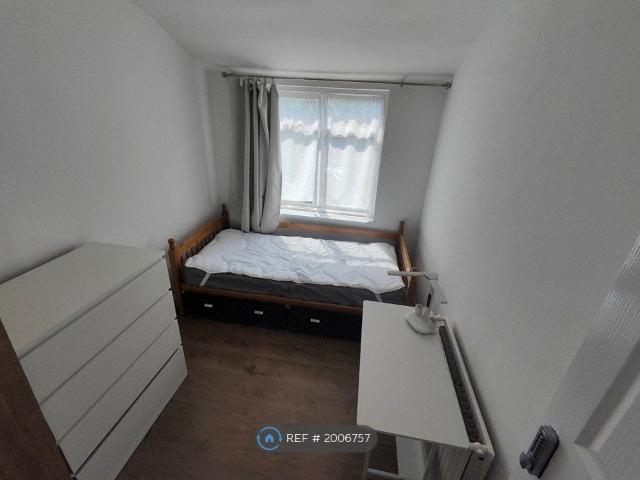 Grove Park, London NW9, 4 bed semi detached house to rent, £2,900 pcm | PrimeLocation