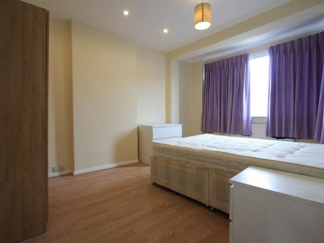 Grove Road, Mitcham CR4, 1 bed flat to rent, £1,500 pcm | PrimeLocation
