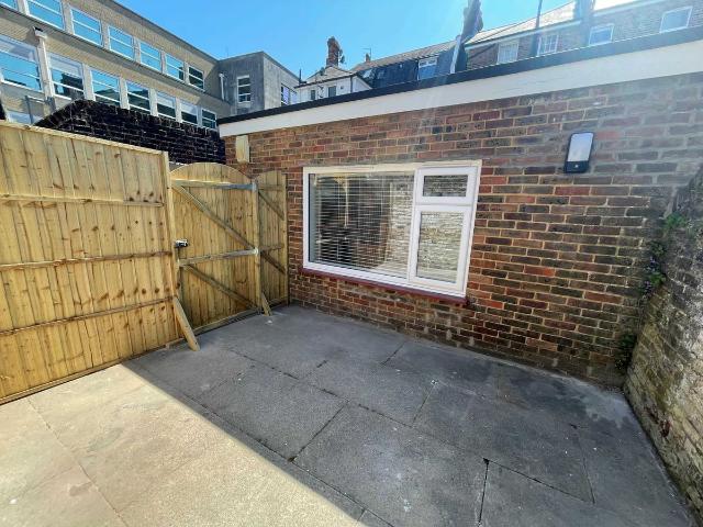 Grove Road, Eastbourne BN21, 1 bed maisonette to rent, £1,000 pcm | PrimeLocation