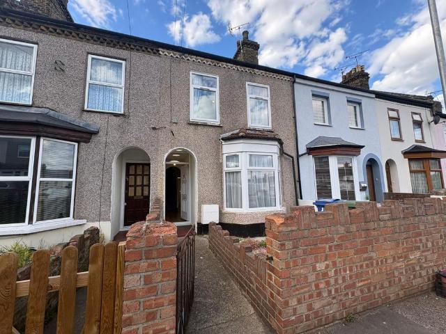 Grove Road, Grays 3 bed terraced house to rent £1,595 pcm £368 pw