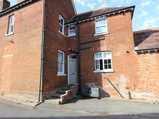 Grove Road, Hitchin 2 bed ground floor flat to rent £1,550 pcm £358 pw