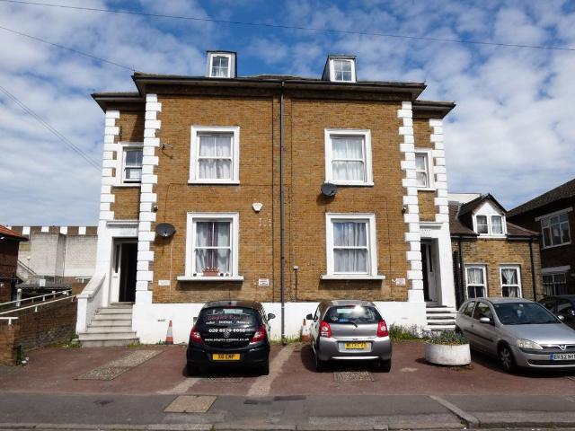 Grove Road, Hounslow TW3, Room to rent, £850 pcm | PrimeLocation