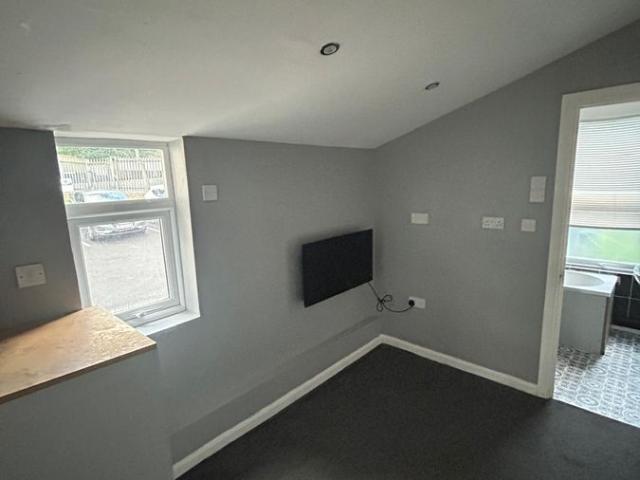 Grove Road, Luton LU1, 3 bed shared accommodation to rent, £1,600 pcm | PrimeLocation