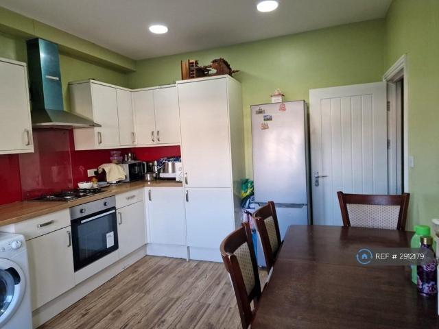 Grove Road, Romford, RM6 2 bed flat to rent £1,850 pcm £427 pw