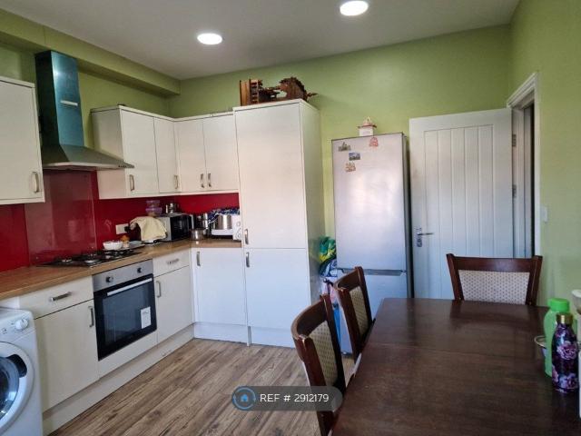 Grove Road, Romford RM6, 2 bed flat to rent, £1,850 pcm | PrimeLocation