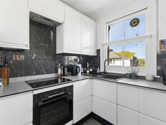 Grove Road, Surbiton, KT6 1 bed flat to rent £1,695 pcm £391 pw
