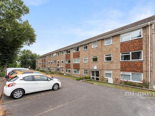 Grove Road, Sutton 2 bed flat to rent £1,795 pcm £414 pw