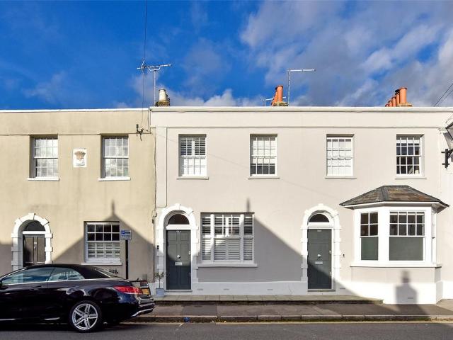 Grove Road, Windsor, Berkshire, SL4 2 bed terraced house to rent £5,000 pcm £1,154 pw