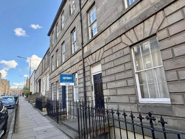 Grove Street, Edinburgh, EH3 8BB 4 bed flat to rent £3,000 pcm £692 pw