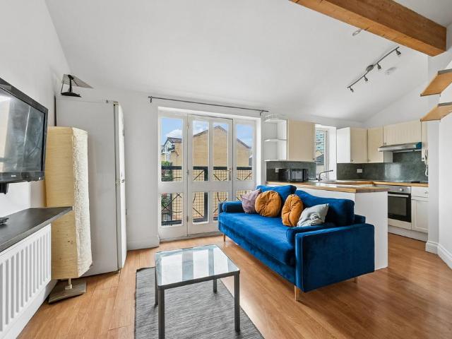 Grove Street, Surrey Quays, London, 4 bed terraced house to rent £3,800 pcm £877 pw