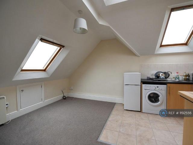 Grovehill Road, Redhill, RH1 1 bed flat to rent £1,195 pcm £276 pw