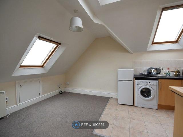 Grovehill Road, Redhill RH1, 1 bed flat to rent, £1,295 pcm | PrimeLocation