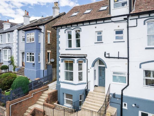 Grovehill Road, Redhill RH1, 1 bed flat to rent, £1,300 pcm | PrimeLocation