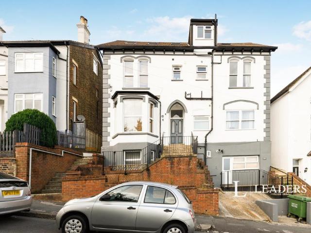Grovehill Road, RH1 1 bed flat to rent £1,300 pcm £300 pw