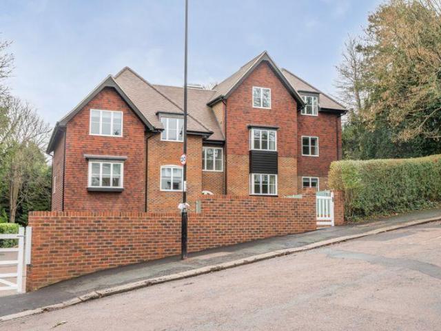 Grovelands Road, West Purley 2 bed apartment to rent £2,050 pcm £473 pw