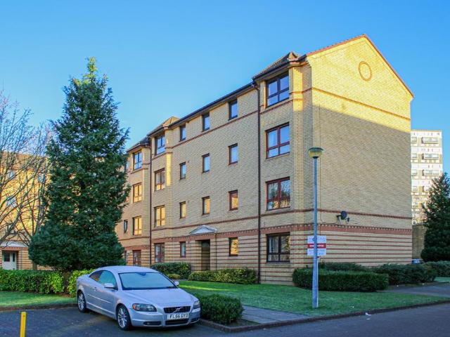 Grovepark Gardens, Glasgow, G20 2 bed flat to rent £1,195 pcm £276 pw