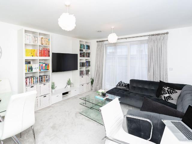 Grover House, Embankment, Hemel Hempstead HP3, 1 bed flat to rent, £1,350 pcm | PrimeLocation