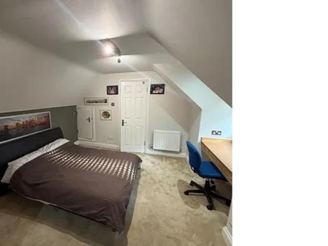 Grovewood Place, Chigwell, IG8 8PX, United Kingdom | Room for rent #167777054 | Rentberry