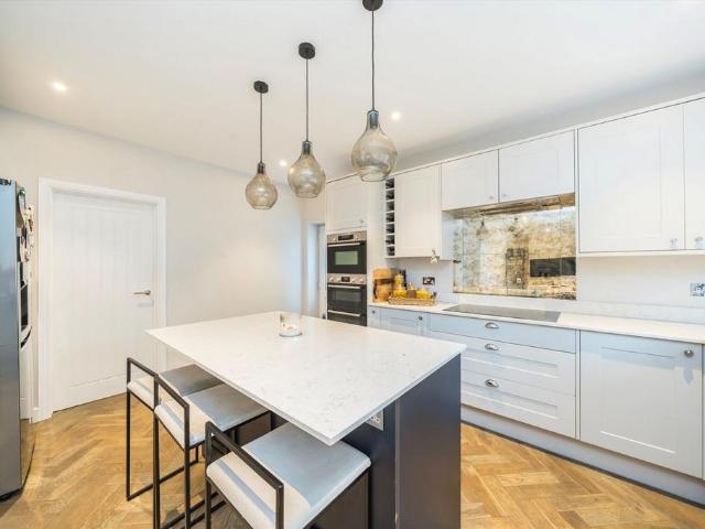 Groom Crescent, London SW18 3 bed detached house to rent £4,500 pcm £1,038 pw