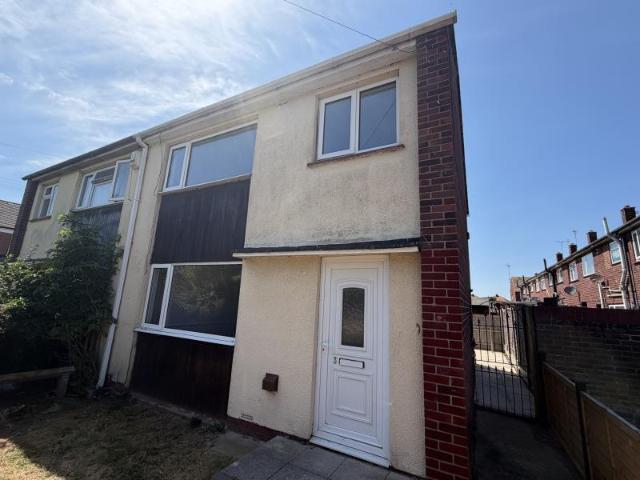 Groom Park, Clacton on Sea, Essex. 3 bed semi detached house to rent £1,275 pcm £294 pw