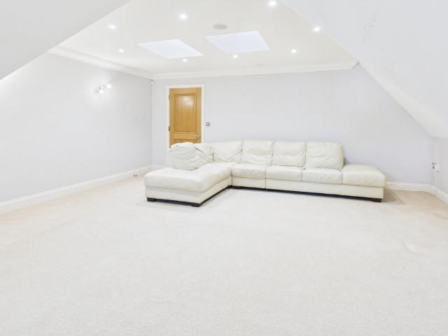 Grosvenor Court, 103 Packhorse Road, Gerrards Cross, Buckinghamshire SL9, 2 bed flat to rent, £2,100 pcm | PrimeLocation