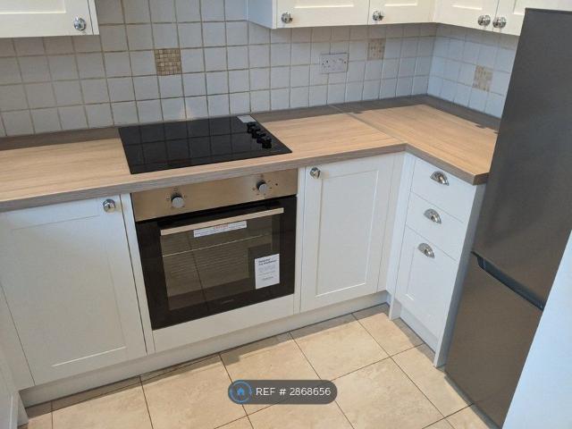 Grosvenor Court, Manchester M16, 2 bed flat to rent, £950 pcm | PrimeLocation
