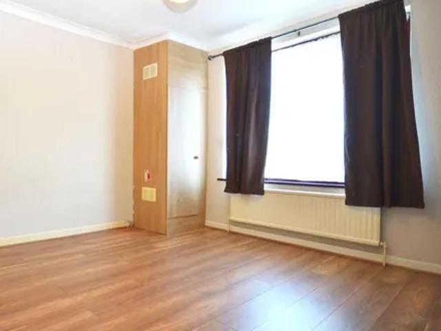 Grosvenor Crescent, London, NW9 9DA, United Kingdom | 4 bed townhouse for rent #139545691 | Rentberry