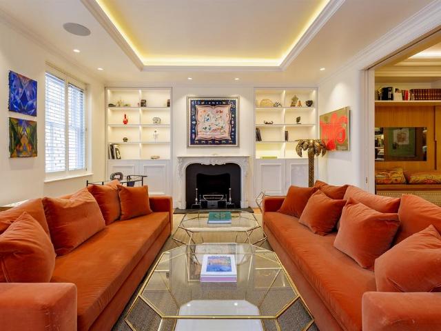 Grosvenor Crescent Mews, London, SW1X 2 bed house to rent £11,917 pcm £2,750 pw
