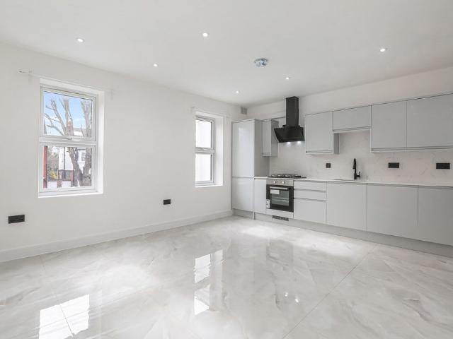 Grosvenor Avenue, Carshalton SM5, 2 bed flat to rent, £2,500 pcm | PrimeLocation