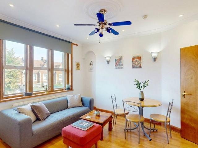 Grosvenor Gardens, London NW2, 3 bed flat to rent, £2,875 pcm | PrimeLocation