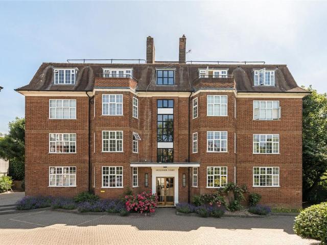 Grosvenor Hill, London, SW19 3 bed apartment to rent £3,350 pcm £773 pw