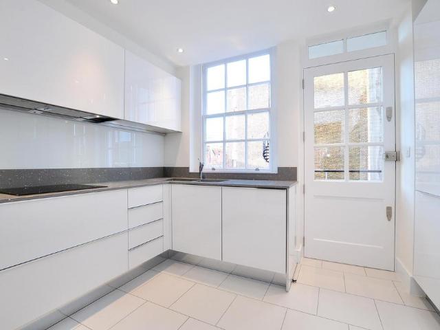 Grosvenor Square, Mayfair, London W1K 3 bed flat to rent £12,350 pcm £2,850 pw