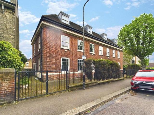 Grosvenor Park Road, Walthamstow E17 3 bed flat to rent £2,100 pcm £485 pw